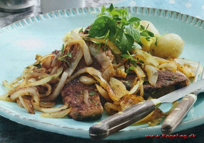 Stegt kalvelever med løg og krydderurtemarinade - opskrift