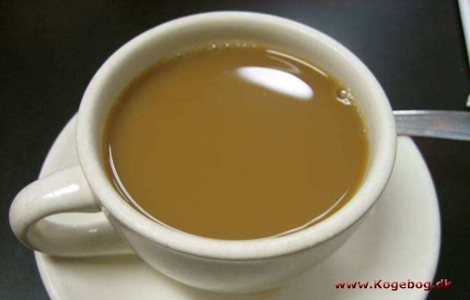 Kaffe med mælk er også skønt til morgenmaden