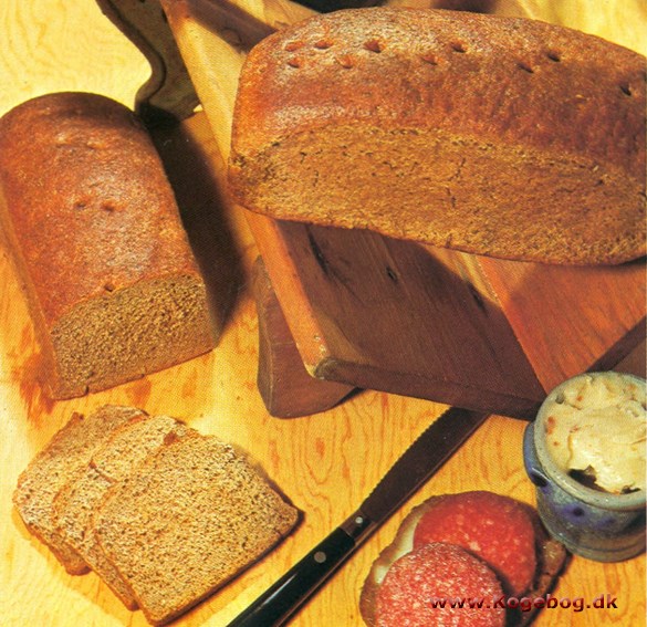 Rugbrød med surdej - god opskrift fra Kogebog.dk