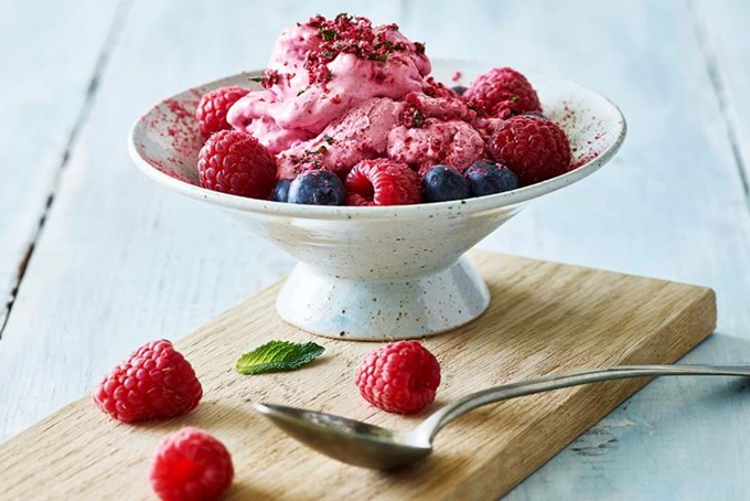 Softice med hindbær og myntedrys - dessert opskrift