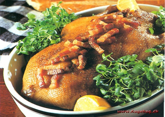 And stegt i gryde med sprødstegt bacon - godt fra Kogebog.dk