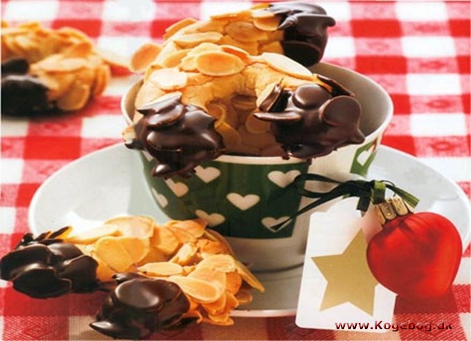 Små mandelhorn - god opskrift bedst fra Kogebog.dk