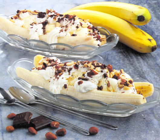 Banana-split med nødder | let og godt på Kogebog.dk