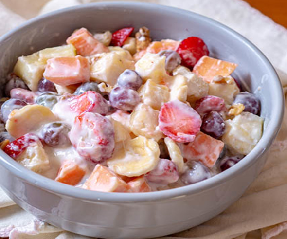 Frugtsalat i flødeskum - dejlig opskrift fra Kogebog.dk 💘