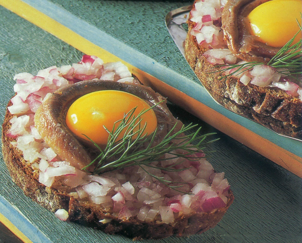 Matjesfilet på groft brød - altid bedst på Kogebog.dk 💘