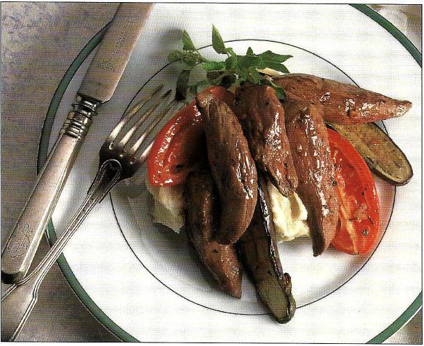 Basilikumlam med hvidløgs-kartoffelmos - med Kogebog.dk 💘