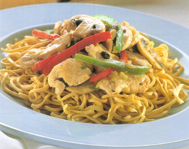 Kylling med sort bønnesauce - Indbydende farvefotos i Kogebog.dk 💘