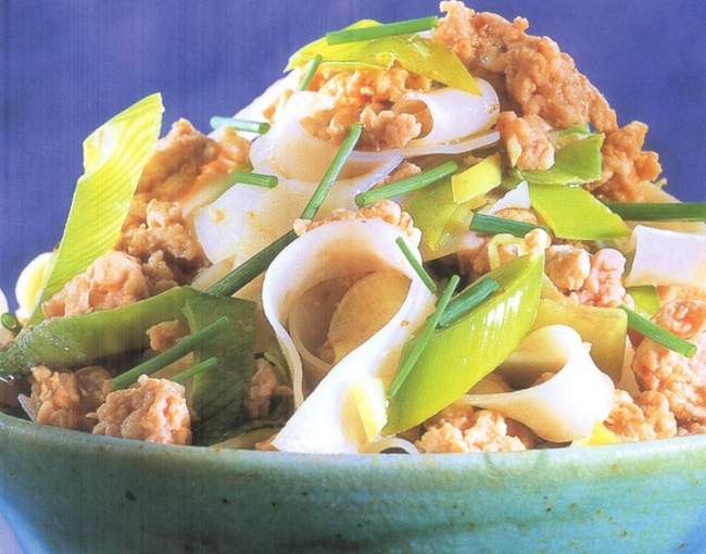 Nudler i gul bønnesauce - Indbydende fotos i Kogebog.dk 💘