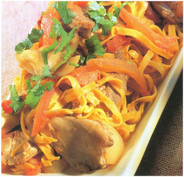 Nudler med svampe og mørbrad - Indbydende fotos i Kogebog.dk