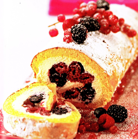 Mascarponeroulade med blandede bær - Bare bedst